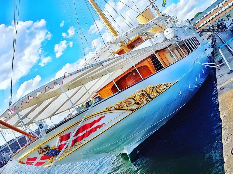 Dannebrog – kungaskeppet som bär Danmarks stolthet - MONC